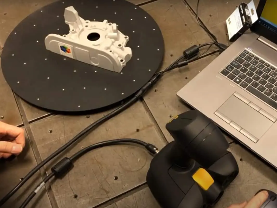Peel 3D hand-held rotary 3D scanning table